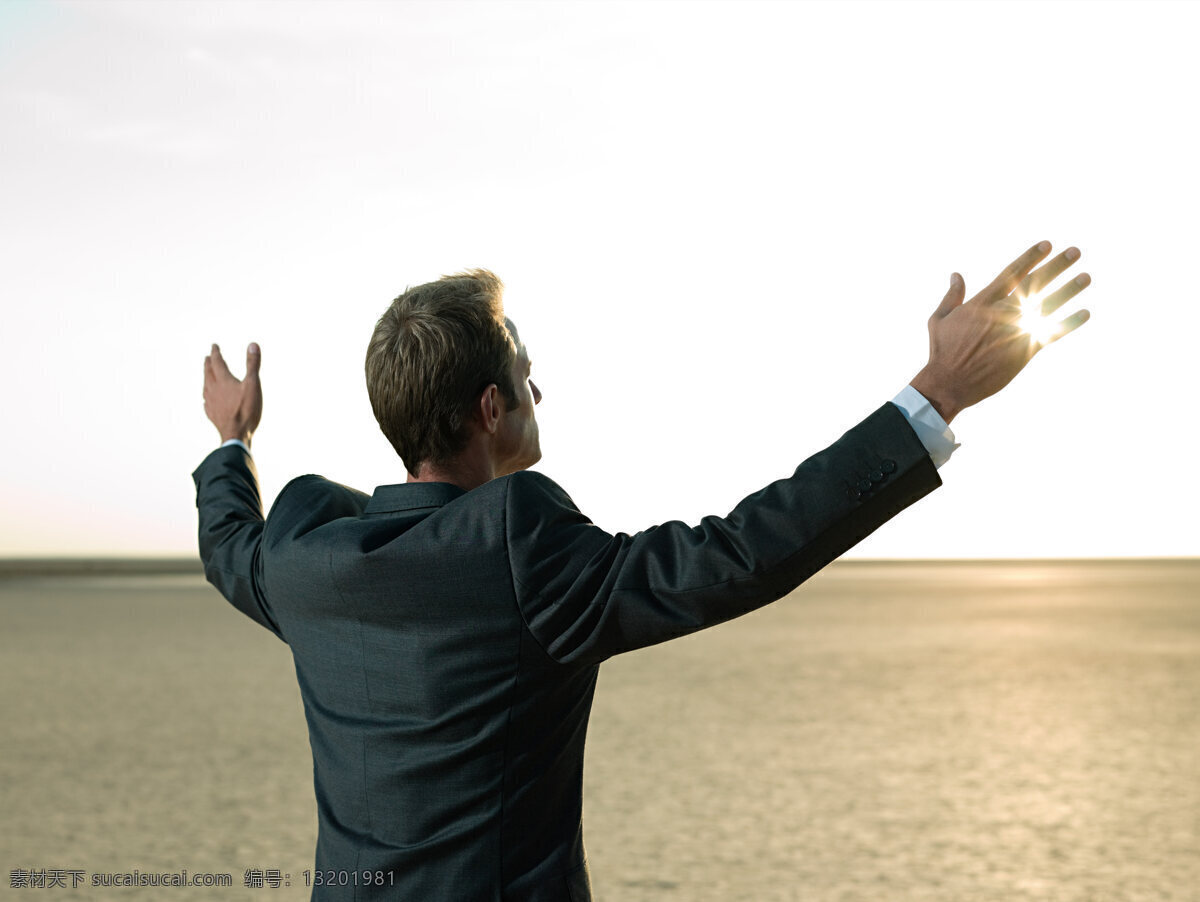 张开双臂面朝太阳的外国男人素材图片下载-素材编号13201981-素材天下图库